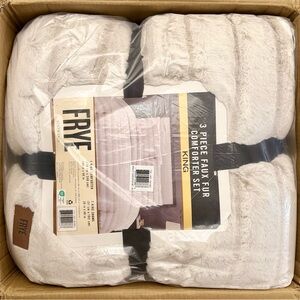 Frye | Bedding | Last Chance Frye 3piece Channel Stitch Faux Fur ...